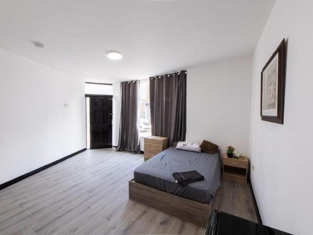 1 bedroom semi detached house to rent