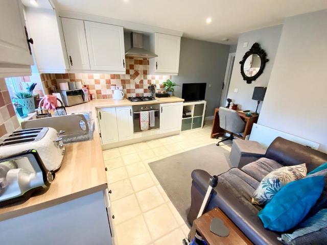 1 bedroom semi detached house to rent