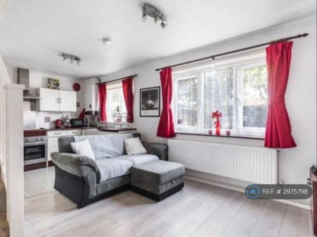 1 bedroom semi detached house to rent