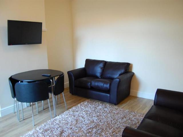 1 bedroom semi detached house to rent