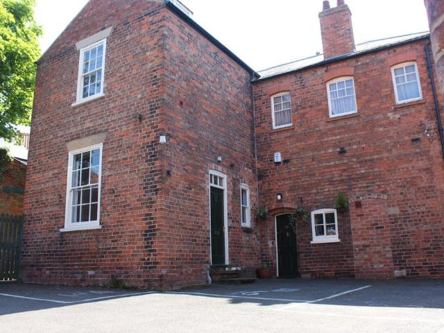 1 bedroom semi detached house to rent