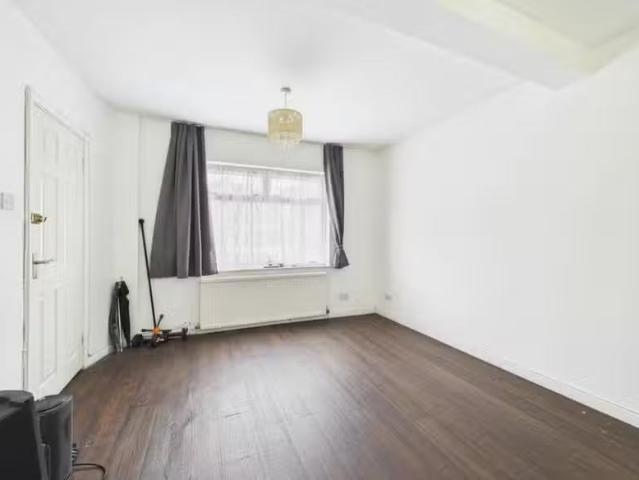 1 bedroom semi detached house for rent in Double Room Warmar.