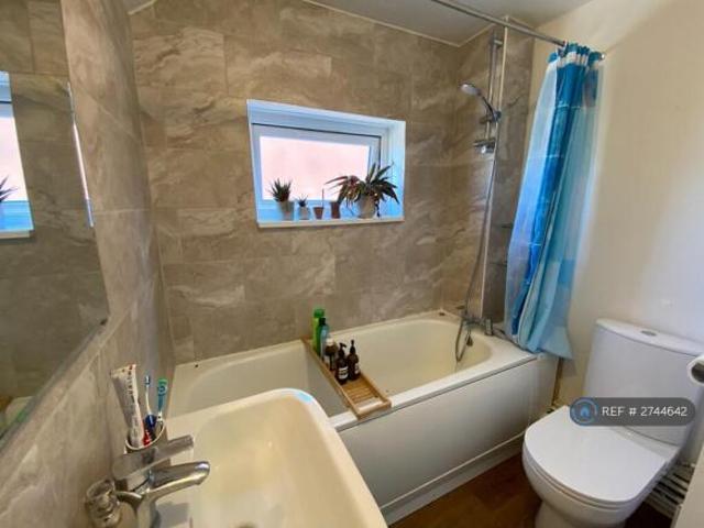 1 bedroom semi detached house for rent in Globe Pond Road, London, SE16