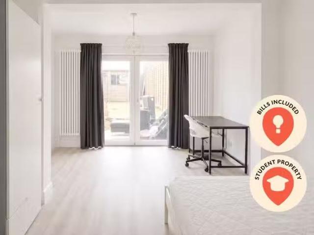 1 bedroom semi detached house for rent in Northville Road, Hor.
