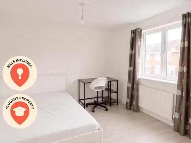 1 bedroom semi detached house for rent in Northville Road, Hor.
