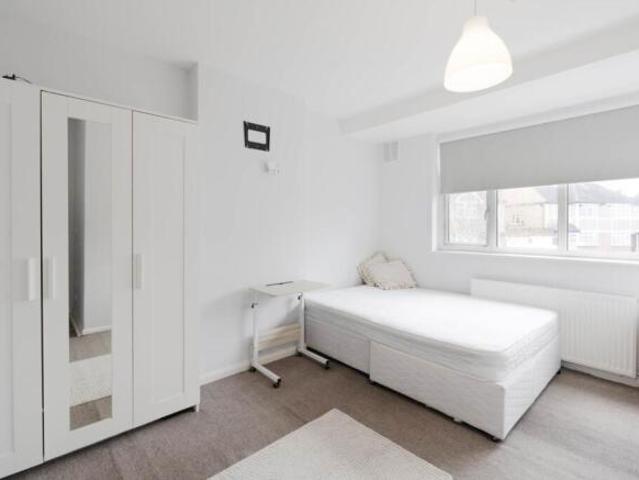 Semi detached house for rent in Room C, Somerset Close, New Malden, KT3