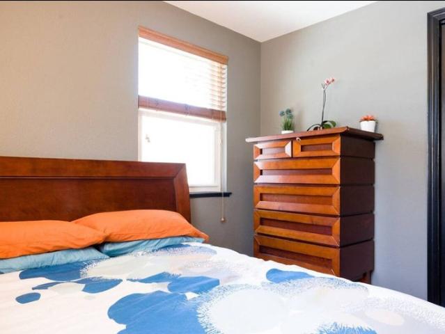 1 Bedroom Shared Bathroom W/Guests