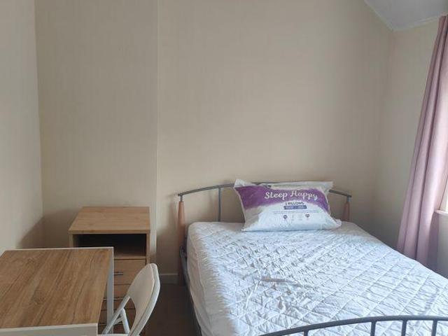 1 Bedroom Shared Living/roommate Bletchley England LS90781820
