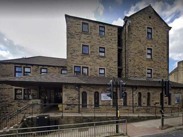1 Bedroom Shared Living/roommate Bradford West Yorkshire LS100708055