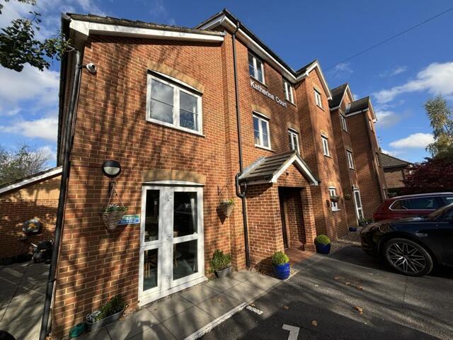 1 Bedroom Shared Living/roommate Camberley Surrey 100023995