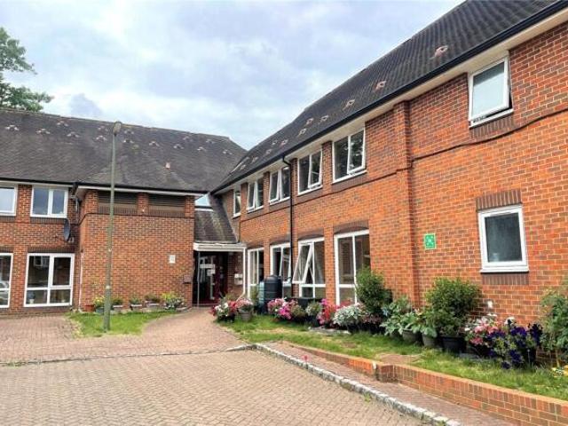 1 Bedroom Shared Living/roommate Camberley Surrey 100426080