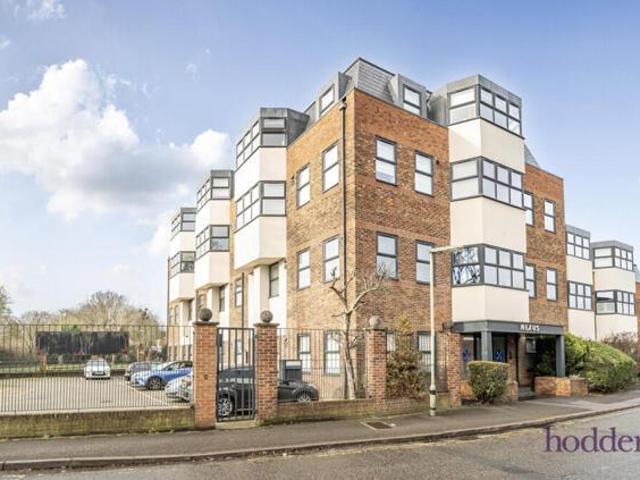 1 Bedroom Shared Living/roommate Chertsey Surrey LS100824852