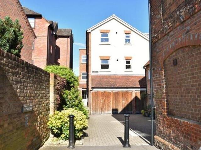 1 Bedroom Shared Living/roommate Chesham Buckinghamshire LS100881449