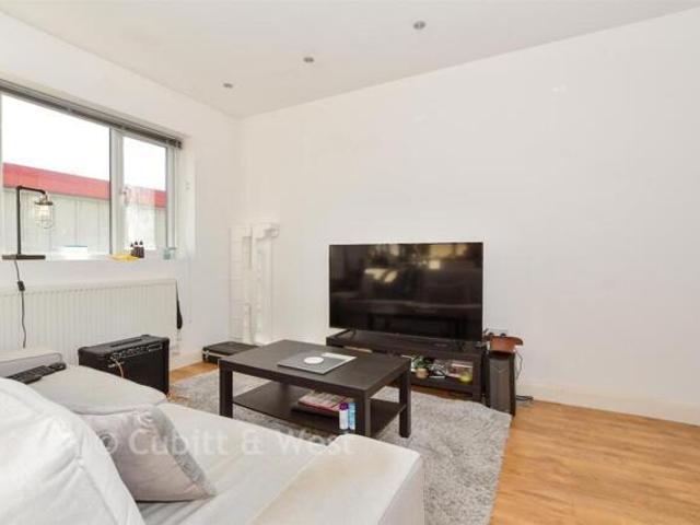 1 Bedroom Shared Living/roommate Crawley Hampshire 99840025