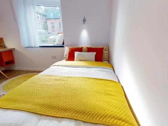 1 Bedroom Shared Living/roommate Egham Egham 97672449