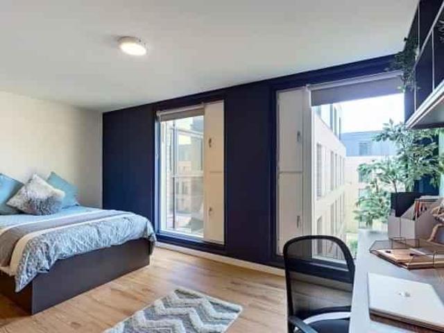 1 Bedroom Shared Living/roommate Egham Egham 90680082