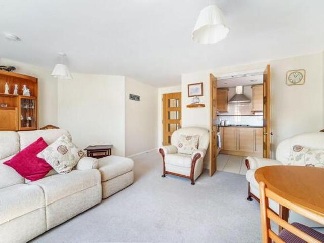 1 Bedroom Shared Living/roommate Epsom Surrey LS99237093