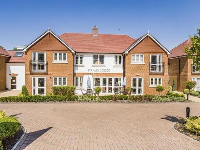 1 Bedroom Shared Living/roommate Epsom Surrey LS99952065