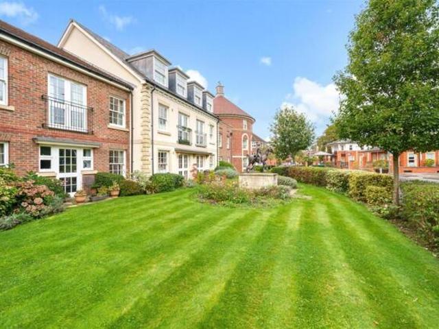 1 Bedroom Shared Living/roommate Farnham Surrey LS100398119