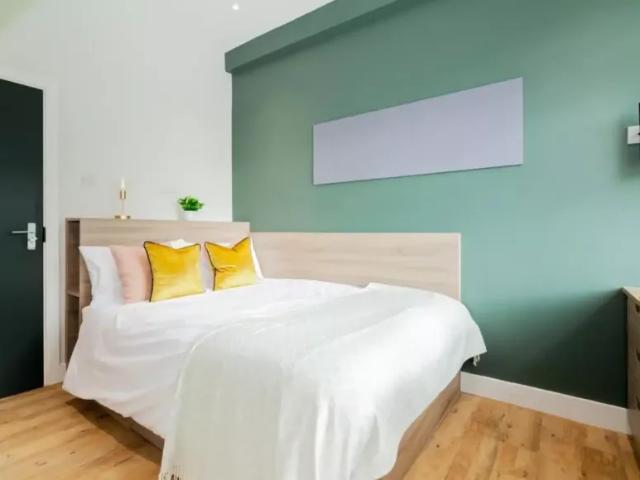 1 Bedroom Shared Living/roommate Huddersfield Huddersfield 90549082