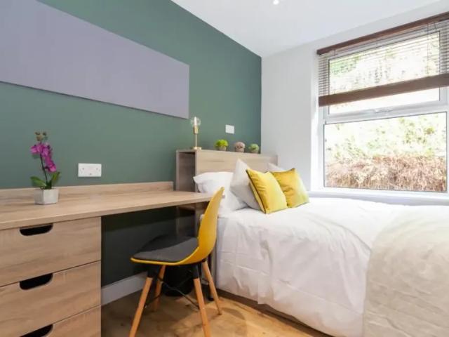 1 Bedroom Shared Living/roommate Huddersfield Huddersfield LS90549034