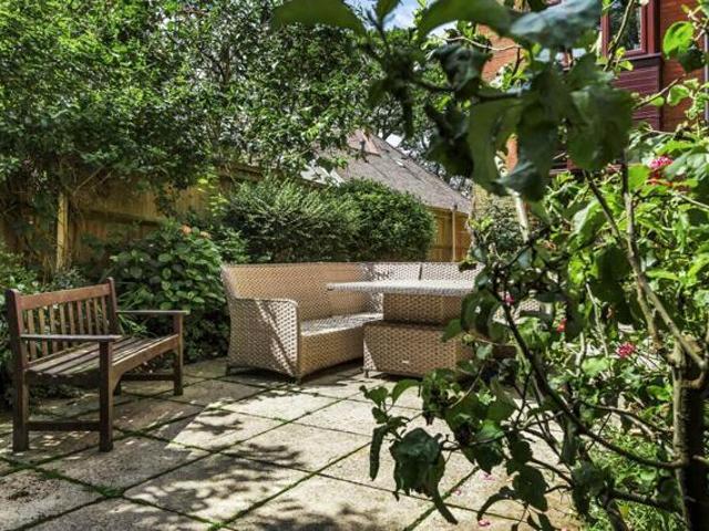 1 Bedroom Shared Living/roommate Hindhead Surrey 101060074