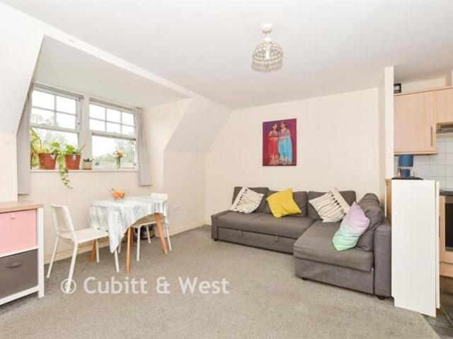 1 Bedroom Shared Living/roommate Horley Surrey 98800872