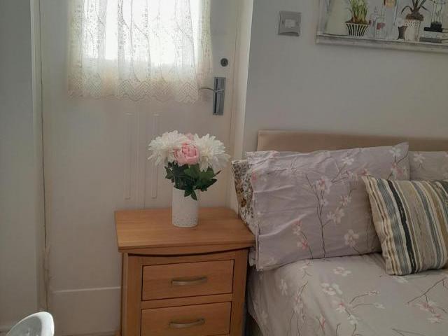 1 Bedroom Shared Living/roommate Hove Hove LS77601446