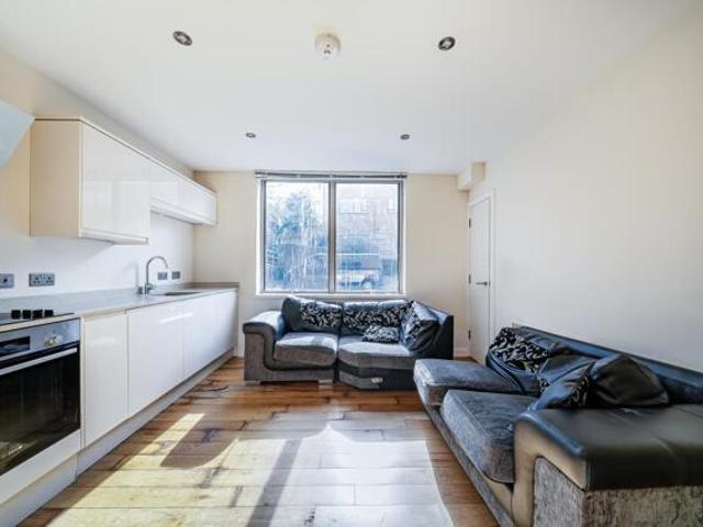 1 Bedroom Shared Living/roommate Leatherhead Surrey LS100491325