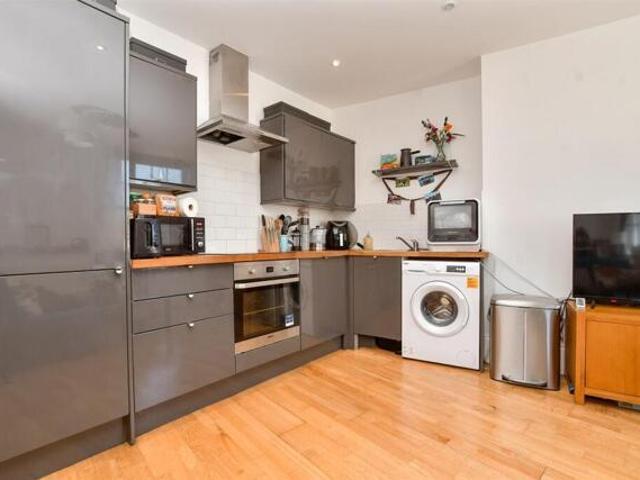 1 Bedroom Shared Living/roommate Leatherhead Surrey LS99986366