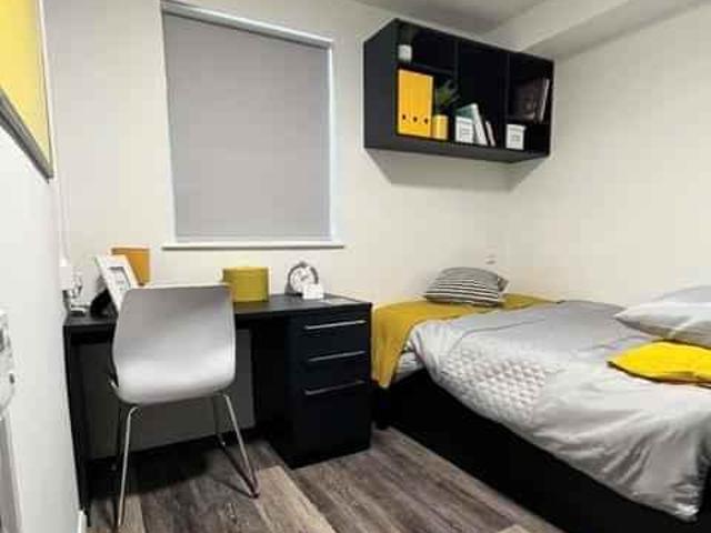 1 Bedroom Shared Living/roommate Leeds Leeds 90549339