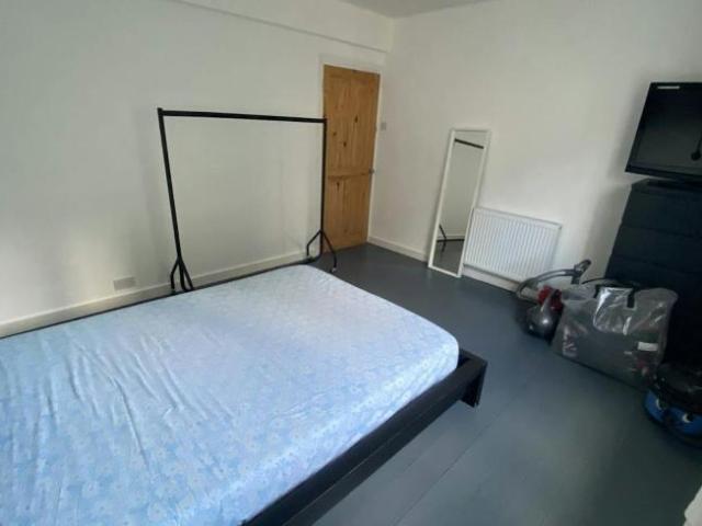 1 Bedroom Shared Living/roommate London London 104183723