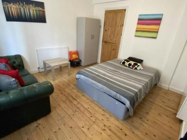 1 Bedroom Shared Living/roommate London London 104402547