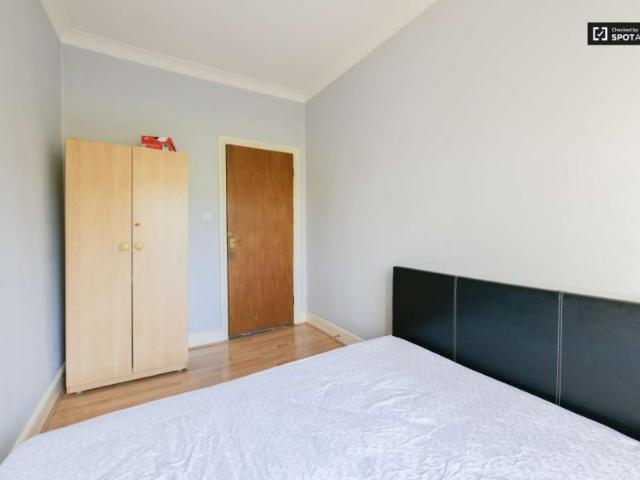1 Bedroom Shared Living/roommate London London 101819526