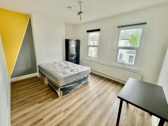 1 Bedroom Shared Living/roommate London London 103120278