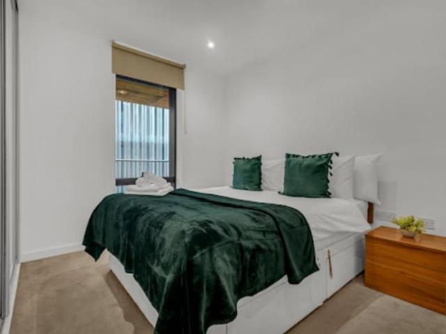 1 Bedroom Shared Living/roommate London London 90561992