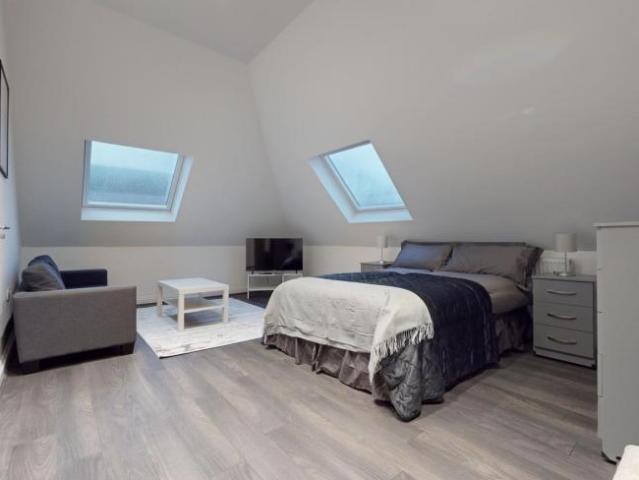 1 Bedroom Shared Living/roommate London London 90563944