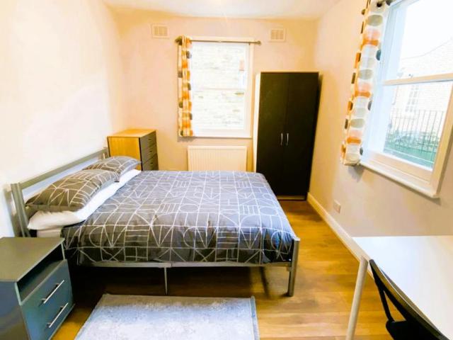 1 Bedroom Shared Living/roommate London London 92161163