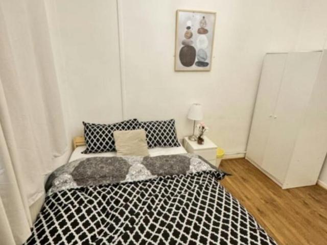 1 Bedroom Shared Living/roommate London London 95112991