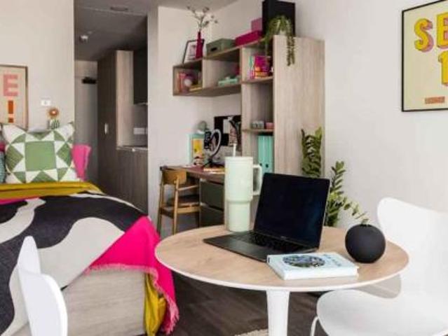 1 Bedroom Shared Living/roommate London London 97669249