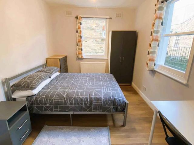 1 Bedroom Shared Living/roommate London London 97673221