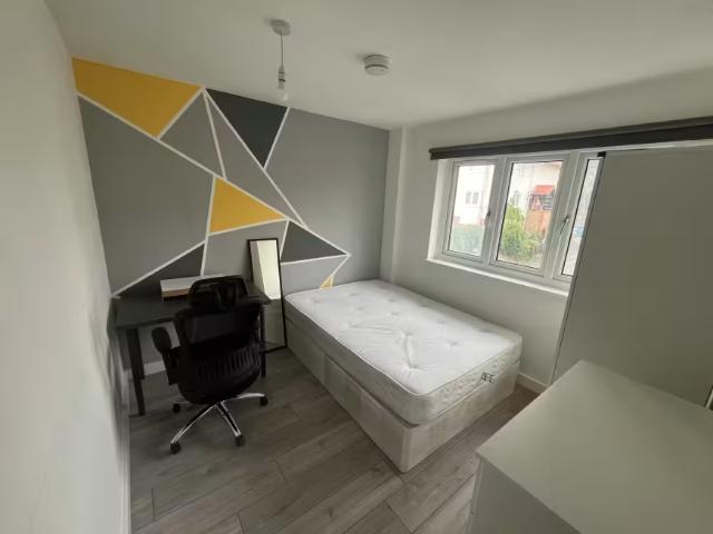 1 Bedroom Shared Living/roommate London London 98754838