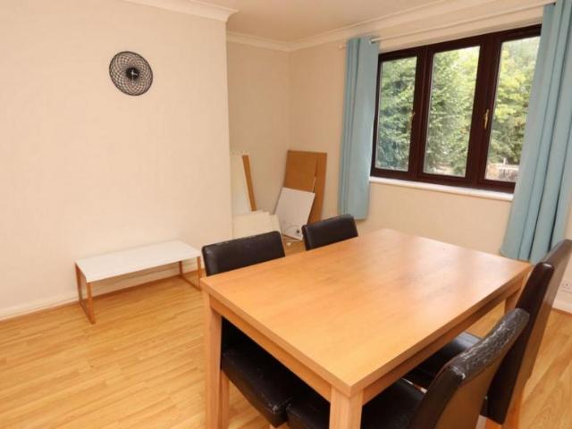 1 Bedroom Shared Living/roommate London London LS90559689