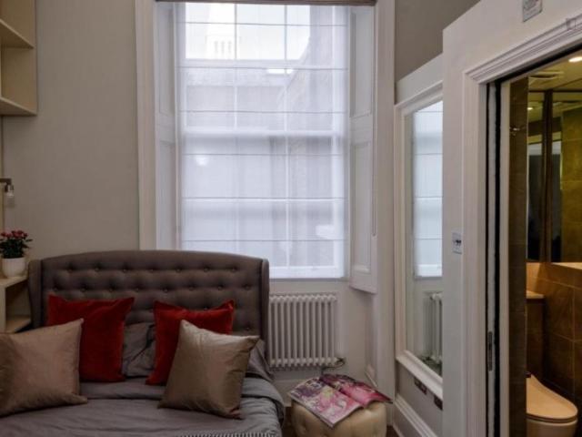 1 Bedroom Shared Living/roommate London London LS90560975