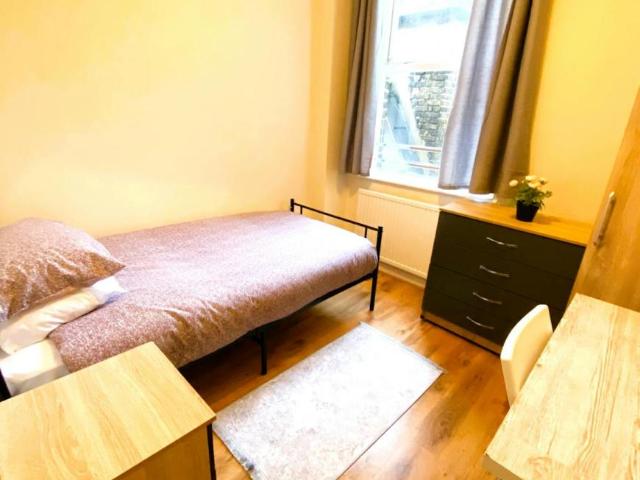 1 Bedroom Shared Living/roommate London London LS92160831