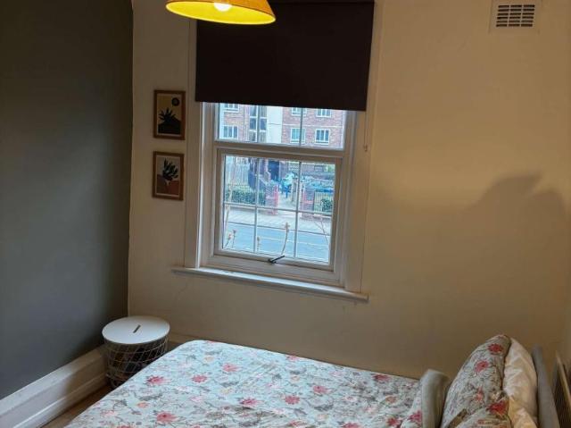 1 Bedroom Shared Living/roommate London London LS102340911