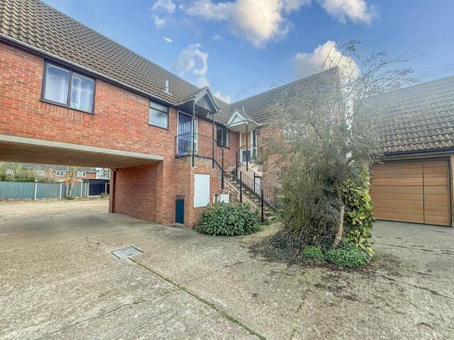 1 Bedroom Shared Living/roommate Rochford Essex LS99951990