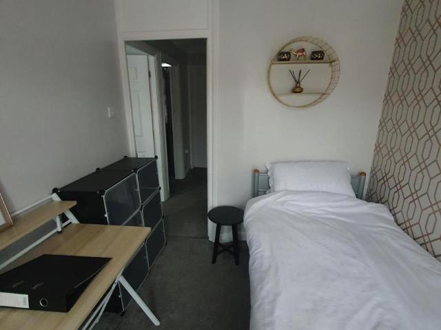 1 Bedroom Shared Living/roommate Romford Romford 99268169
