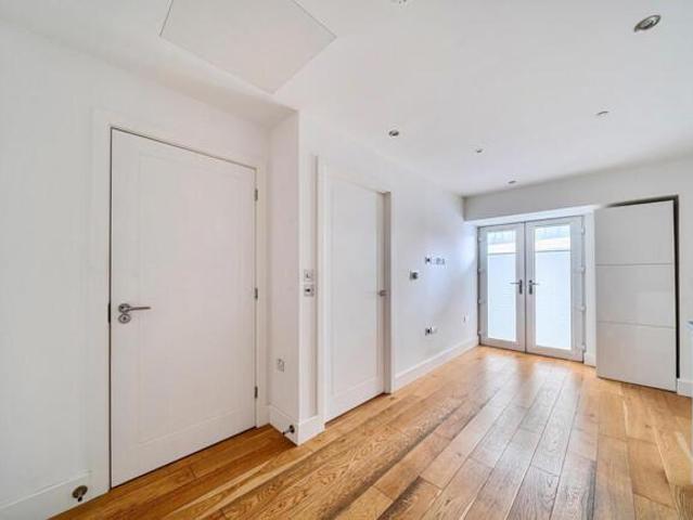 1 Bedroom Shared Living/roommate Sutton Greater London LS100426601