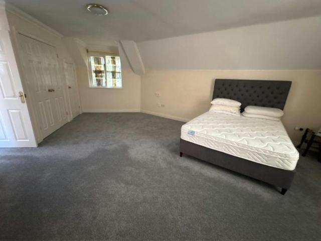 1 Bedroom Shared Living/roommate Virginia Water Virginia Water 101916084